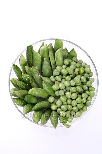 Pea pod with peas in plate on white background, overhead view 이미지 ...