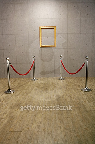 Empty picture frame behind velvet ropes 이미지 (a10905488) - 게티이미지뱅크