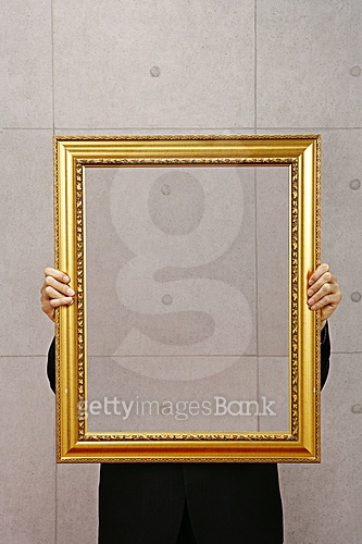 Businessman hiding face with empty picture frame 이미지 (a10905493) - 게티이미지뱅크