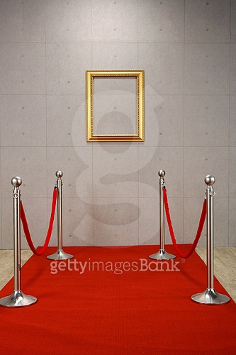 Empty picture frame behind velvet ropes 이미지 (a10905498) - 게티이미지뱅크