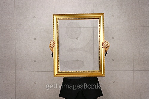 Businessman hiding face with empty picture frame 이미지 (a10905507) - 게티이미지뱅크