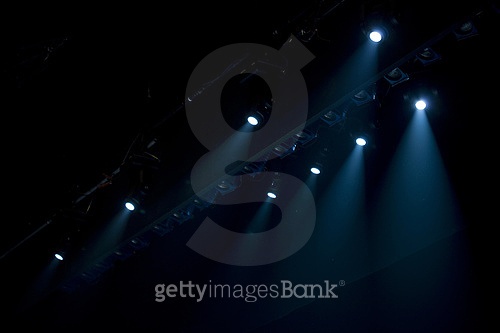 Spotlights shining from above stage 이미지 (a10905762) - 게티이미지뱅크
