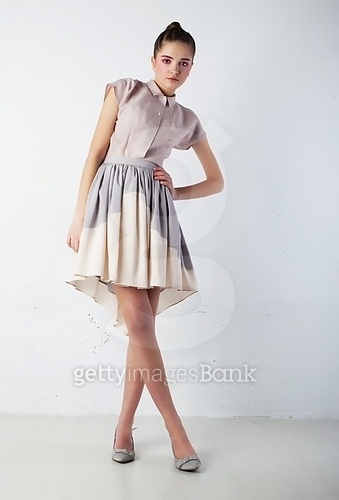 Cute woman fashion model in gorgeous light dress posing in studio 이미지 ...