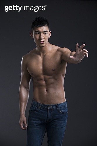 Young Chinese muscular man (a11095035) - 게티이미지뱅크