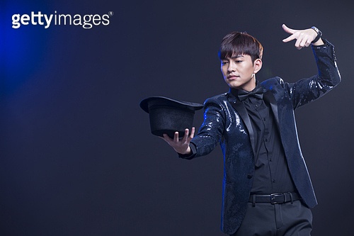 Young Chinese magician performing magic trick 이미지 (a11095450) - 게티이미지뱅크