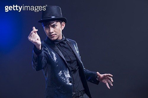 Young Chinese magician performing magic trick 이미지 (a11095483) - 게티이미지뱅크