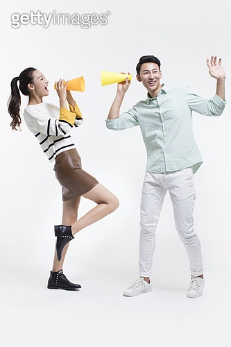 Young Chinese couple shouting through megaphones 이미지 (a11096542) - 게티이미지뱅크