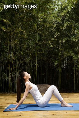 Young women practice yoga 이미지 (vs11130049) - 게티이미지뱅크