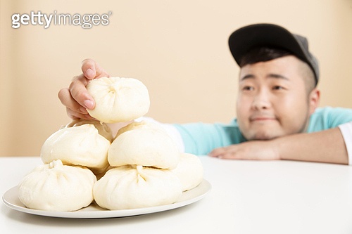 Little fat man to eat steamed stuffed bun (vs11131283) - 게티이미지뱅크