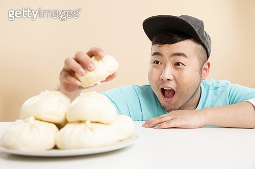 Little fat man to eat steamed stuffed bun (vs11131420) - 게티이미지뱅크