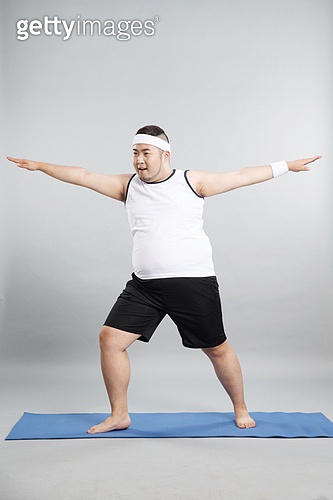 Young fat man doing yoga 이미지 (vs11131432) - 게티이미지뱅크