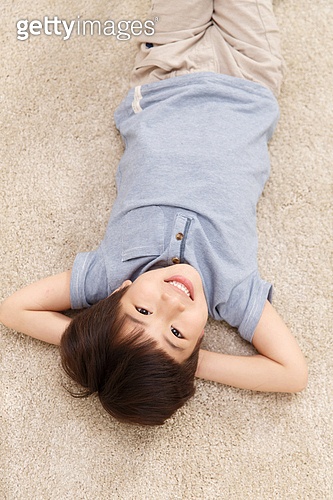 Cute little boy lying on the ground 이미지 (vs11132549) - 게티이미지뱅크