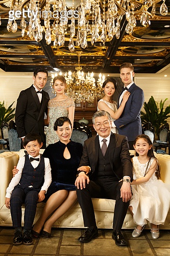 Upper class family gathering 이미지 (vs11133273) - 게티이미지뱅크