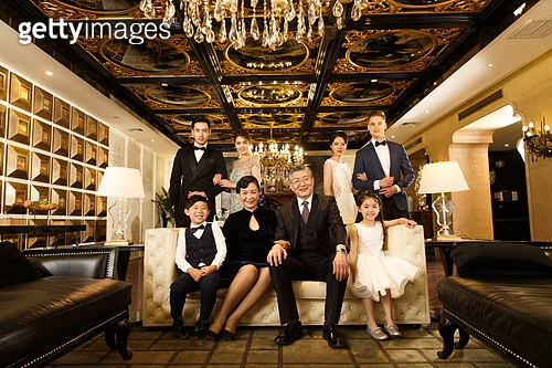 Upper class family gathering 이미지 (vs11133306) - 게티이미지뱅크