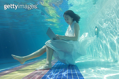 Young women use computers under water 이미지 (vs11136050) - 게티이미지뱅크
