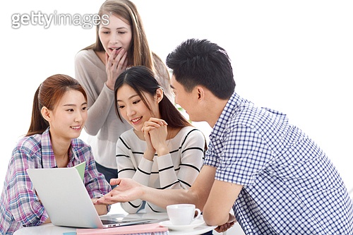 Young college students in the use of computers 이미지 (vs11144233) - 게티이미지뱅크