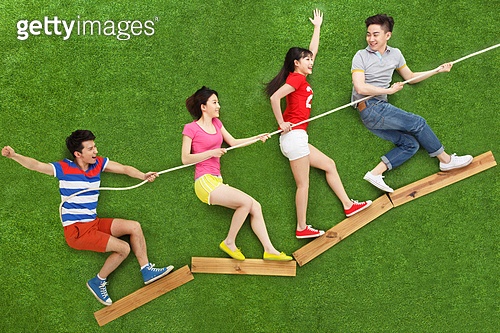 Young men and women climbing up and up on the grass 이미지 (vs11144475 ...