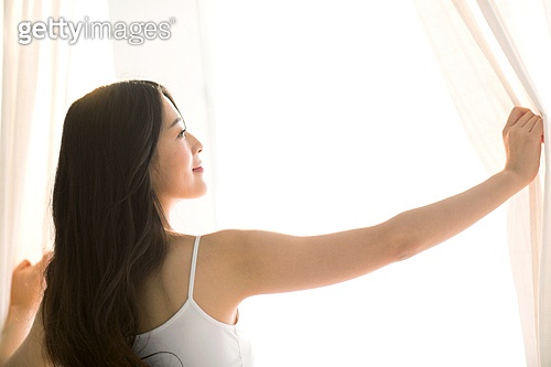 Young woman getting up 이미지 (vs11145804) - 게티이미지뱅크