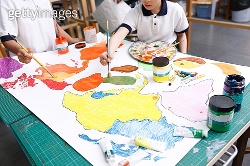Two primary school students in the classroom to paint 이미지 (vs11151289 ...
