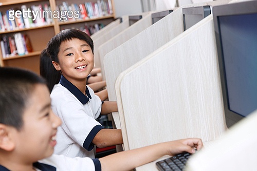 Elementary school students using a computer is the reading room 이미지 ...