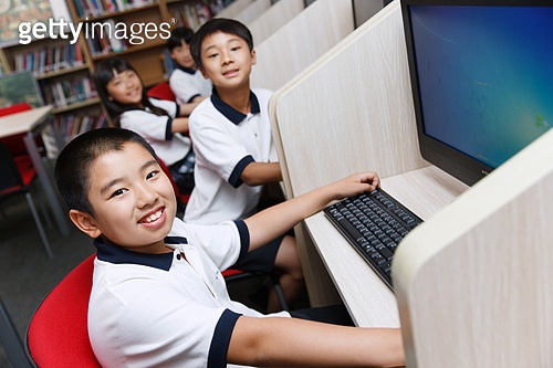 Primary school students in the reading room to use the computer ...