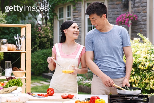 Young couples in the outdoor cooking in the kitchen (vs11151666) - 게티이미지뱅크