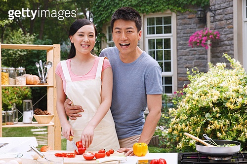 Young couples in the outdoor cooking in the kitchen (vs11151728) - 게티이미지뱅크
