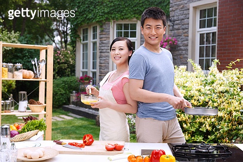 Young couples in the outdoor cooking in the kitchen (vs11151761) - 게티이미지뱅크