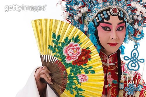 Female Peking Opera performer with a folding fan 이미지 (vs11152710) - 게티이미지뱅크