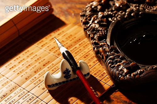 Bamboo slips and writing instruments 이미지 (vs11156191) - 게티이미지뱅크