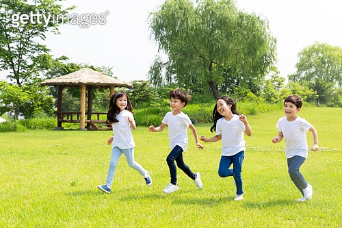 어린이 (인간의나이), 소년, 소녀, 들판, 달리는 (물리적활동), 미소 이미지 (jv11180455) - 게티이미지뱅크