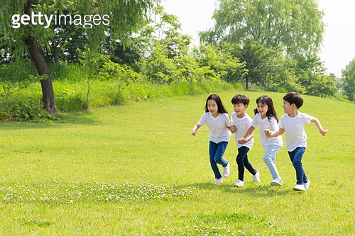 어린이 (인간의나이), 소년, 소녀, 들판, 달리는 (물리적활동), 미소, 손잡기 (홀딩) 이미지 (jv11180457 ...