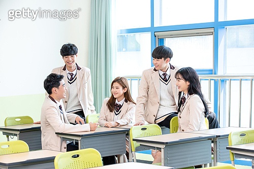 학교생활, 교복 (유니폼), 휴식 (정지활동), 미소, 고등학생 이미지 (jv11182255) - 게티이미지뱅크