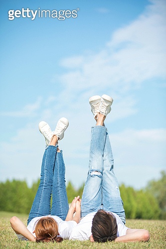 커플 인간관계 데이트 감성 이성커플 커플 한국인 동양인 인종 로맨스 컨셉 이성커플 로맨틱 사람다리 사람팔다리 눕기 몸의 자세 행복