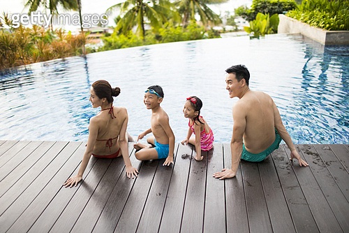 Happy young family at the pool 이미지 (a11364817) - 게티이미지뱅크
