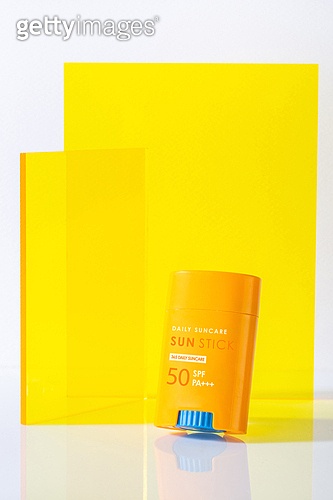화장품 몸단장제품 색상 묘사 강렬한색채 컬러 아크릴 스킨케어 몸단장제품 선크림 화장품 자외선 자외선차단 노랑색 색상 이미지