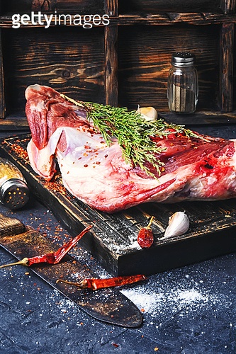 Raw meat mutton. Raw meat lamb shoulder blade on the kitchen board 이미지 ...