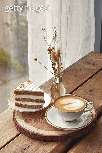 실내 창문 카페 계절 겨울 뜨거움 테이블 커피 뜨거운음료 커피잔 라떼 거품아트 카푸치노 가을 드라이플라워 디퓨저 커튼 데코르 케이크