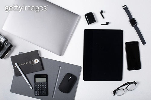 오브젝트 묘사 스튜디오촬영 기계 장비 컴퓨터장비 정보장비 컴퓨터네트워크 컴퓨터장비 컴퓨터 탑앵글 블루투스 무선기술 스마트폰 스마트워치