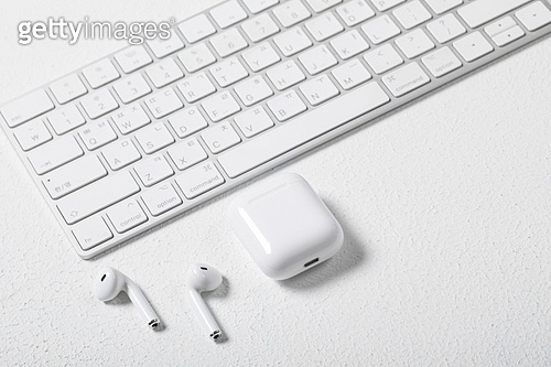 오브젝트 묘사 스튜디오촬영 기계 장비 컴퓨터장비 정보장비 컴퓨터네트워크 컴퓨터장비 컴퓨터 탑앵글 컴퓨터키보드 입력도구 블루투스 무선기술