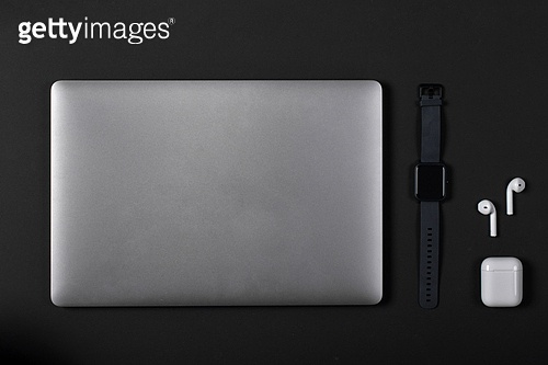 사람없음 오브젝트 묘사 실내 스튜디오촬영 컴퓨터장비 컴퓨터네트워크 가전제품 블루투스 인공지능 첨단기술 무선기술 노트북컴퓨터 개인용컴퓨터 에어팟