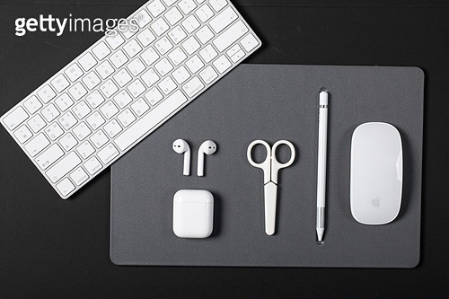 사람없음 오브젝트 묘사 실내 스튜디오촬영 컴퓨터장비 컴퓨터네트워크 가전제품 블루투스 인공지능 첨단기술 무선기술 마우스패드 컴퓨터키보드 에어팟