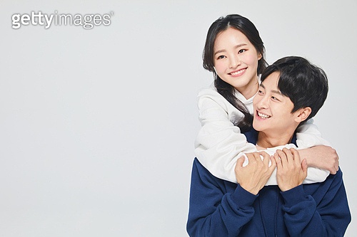 한국인 대학생 청년 성인 데이트 커플 커플 인간관계 로맨스 컨셉 데이트 로맨틱 로맨틱 사랑 컨셉 행복 포옹 홀딩 백허그