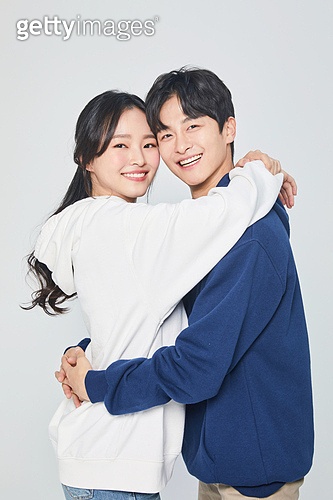 한국인 대학생 청년 성인 데이트 커플 커플 인간관계 로맨스 컨셉 데이트 로맨틱 로맨틱 사랑 컨셉 행복 즐거움 컨셉 포옹 홀딩