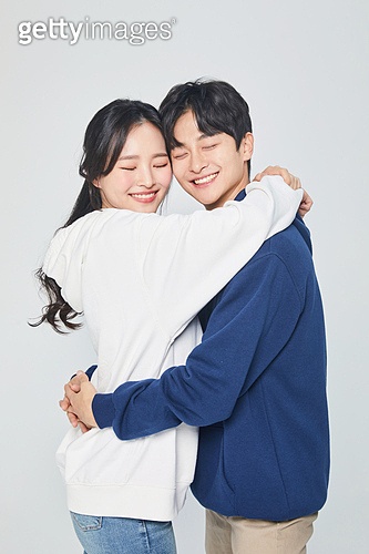 한국인 대학생 청년 성인 데이트 커플 커플 인간관계 로맨스 컨셉 데이트 로맨틱 로맨틱 사랑 컨셉 행복 즐거움 컨셉 포옹 홀딩