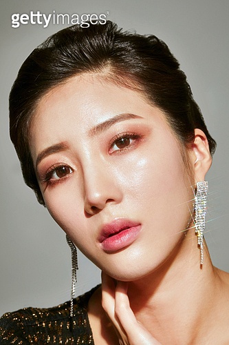 의료성형뷰티 청년여자 얼굴 사람머리 클로즈업 뷰티 아름다움 미녀 사람피부 헤어스타일 매력적인여성 섹시 컨셉 유혹적인여자 미녀 이미지