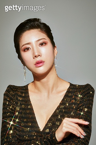 의료성형뷰티 청년여자 얼굴 사람머리 클로즈업 뷰티 아름다움 미녀 사람피부 헤어스타일 매력적인여성 섹시 컨셉 유혹적인여자 미녀 이미지