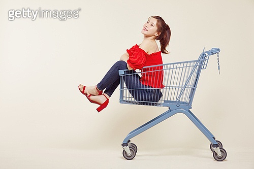 여성, 쇼핑 (상업활동), 상업이벤트 (사건), 쇼핑카트 이미지 (jv12048586) - 게티이미지뱅크