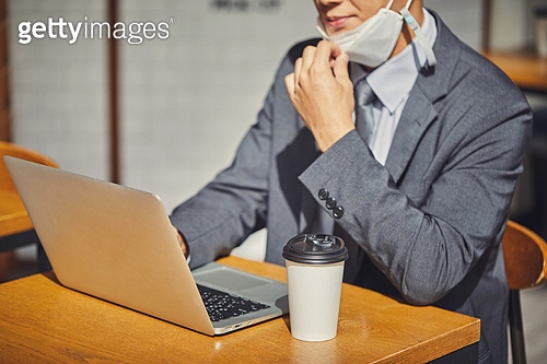 코로나바이러스 바이러스 코로나19 코로나바이러스 사회적거리두기 사회이슈 질병예방 마스크 방호용품 감기예방마스크 마스크 카페 불편함 어두운표정