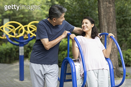 Happy mature Chinese couple exercising in park 이미지 (a12296933) - 게티이미지뱅크